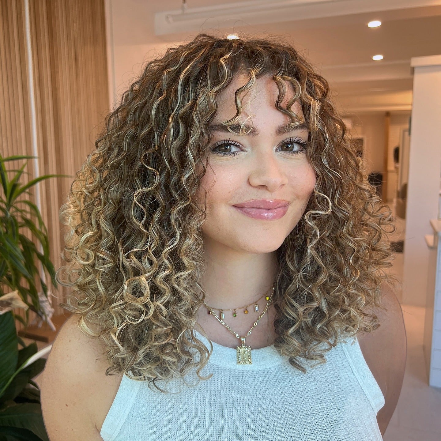 15 Must-See Wispy Bangs for Curly Hair Looks for Modern Women – Pixelify